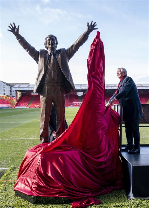 رونمایی از مجسمه سر الکس فرگوسن در آبردین عکس طرفداری