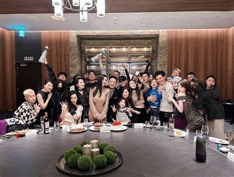 许玮甯赴友人生日宴 坐丈夫邱泽怀中拍照恩爱甜蜜 搜狐大视野 搜狐新闻