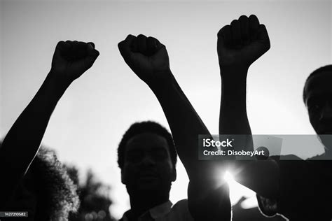 인종 차별주의에 반대하는 흑인 시위자 주먹에 집중 흑백 편집 시위에 대한 스톡 사진 및 기타 이미지 시위 주먹 충격