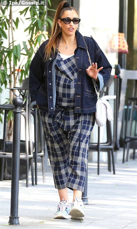 Nina Zilli A Poche Ore Dal Parto Passeggia Per Milano Con Pancione