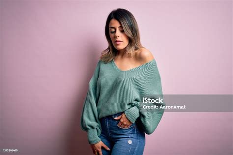 패션 도시 옷을 입고 젊은 아름다운 여자 모델은 분홍색 배경 위에 서 캐주얼 스트리트 스타일을 입고 가냘픈에 대한 스톡 사진 및 기타 이미지 Istock