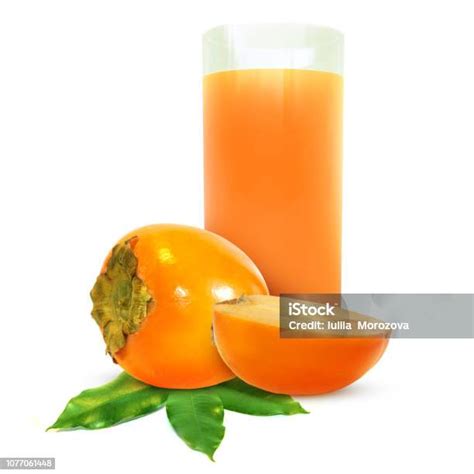 흰색 배경에 고립 된 신선한 맛 있는 감 크리에이 티브 최소한 음식 개념입니다 감에 대한 스톡 사진 및 기타 이미지 감 개념 건강한 식생활 Istock