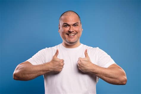 Hombre Sonriendo Y Dando Un Pulgar Hacia Arriba Con Ambas Manos A La