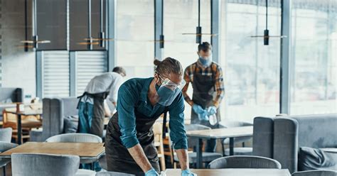 레스토랑에서 고객을 위해 보호 작업복 청소 테이블을 입은 세 명의 젊은 남성 웨이터 사진 Unsplash의 식당 이미지