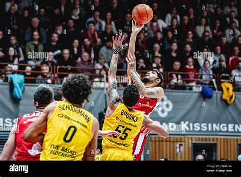 Im Bild V Li Eli Brooks Ewe Baskets Oldenburg 55 Gegen Jhivvan Jackson Wuerzburg Baskets