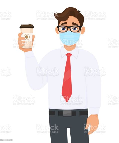 커피 컵을 보여주는 안전 의료 마스크의 젊은 사업가 종이 머그잔을 들고 있는 사람 안경이 있는 정장 착용의 남성 캐릭터 코로나 바이러스 전염병 발생 만화 일러스트 벡터