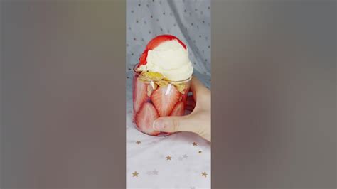 🍓딸기 파르페🍓컵속에 딸기를 넣어서 아이스크림 넣고 딸기시럽 뿌려서 먹기🫙🍓🍦🌽🥄 Youtube