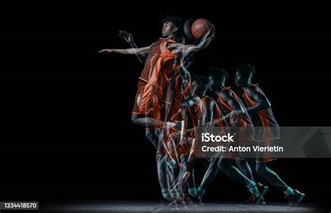 젊은 아프리카 남자 검은 배경 위에 고립 된 공과 모션 농구 선수 스트로보스코픽 효과 스포츠에 대한 스톡 사진 및 기타 이미지 스포츠 18 19세 개념 Istock