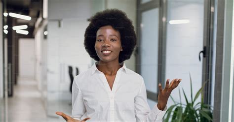 젊은 매력적이고 성공적인 흑인 아프리카계 미국인 사업가가 정장을 입고 인터뷰를 하고 말하고 몸짓을 하고 현대적인 사무실