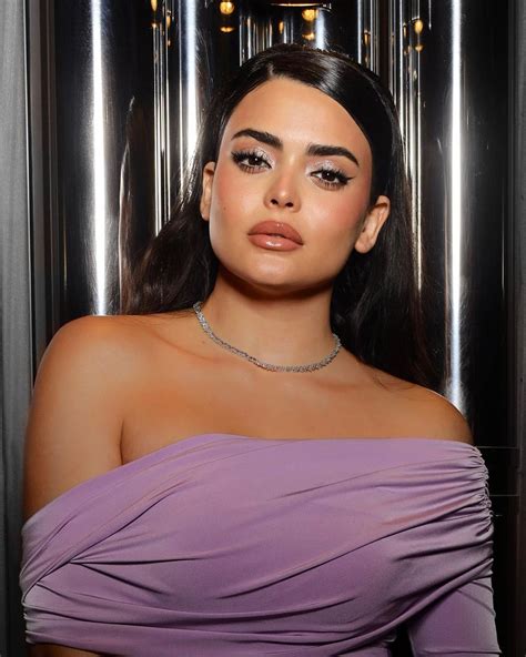 أفكار جمالية للمرأة الثلاثينية من وحي أسماء جلال مع مكياج ملون مجلة هي