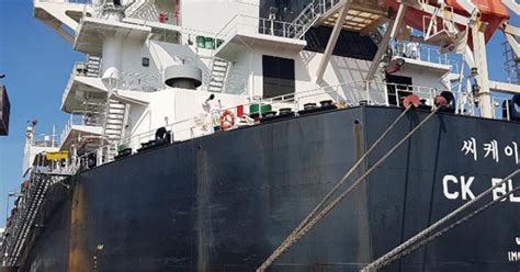 해적 피습 한국 화물선 인천항 입항해경 수사 착수