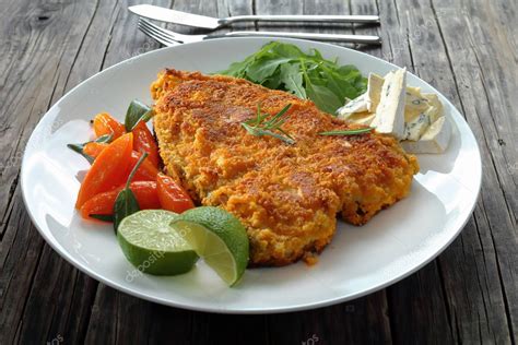 Filete De Pescado Frito En Plato Blanco 2025