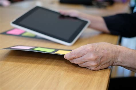 사용자 경험 작업 영역입니다 타블렛 레이아웃 Ux 디자이너 책상입니다 모바일 응용 프로그램을 계획 하는 Ui입니다 개발에 대한 스톡 사진 및 기타 이미지 Istock