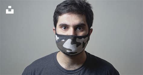 검은 색과 흰색 마스크를 쓴 검은 색 승무원 목 셔츠를 입은 남자 사진 Unsplash의 무료 회색 이미지