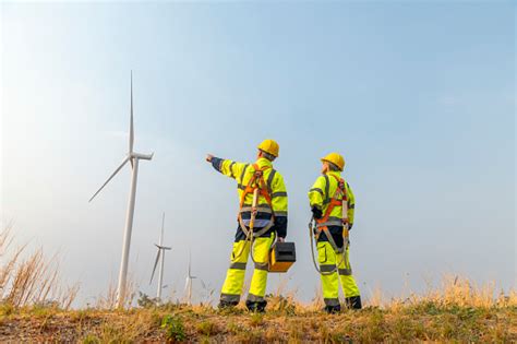 전기 에너지를 생성하기 위해 풍력 터빈 농장 순환에서 균일한 홀드 장비 상자 검사 작업을 수행하는 엔지니어 녹색 생태 전력