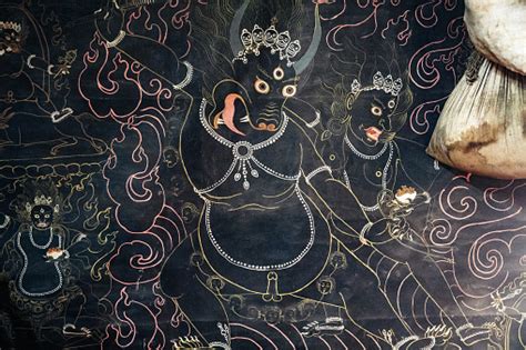 분필 글꼴 원과 같은 유기적 요소가 있는 검은색 배경에 티베트 그림 Stongdae Monastery Zanskar 강렬하고 밝은 색상에 대한 스톡 사진 및 기타 이미지