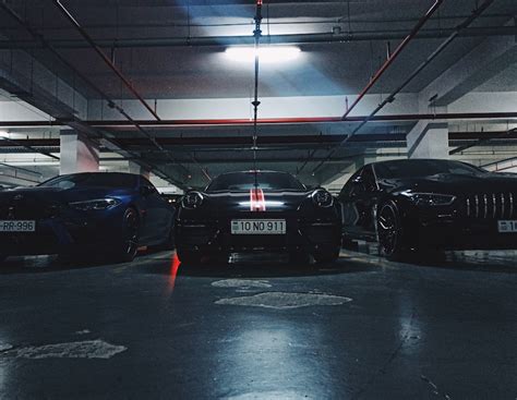 주차장에 주차된 자동차 그룹 사진 Unsplash의 무료 아제르바이잔 이미지