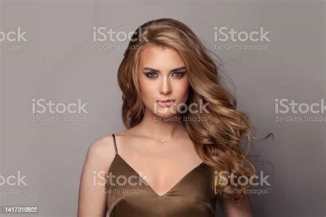 길고 볼륨이 반짝이는 물결 모양의 머리카락을 가진 쾌활한 귀여운 젊은 여성 곱슬 머리 스타일을 가진 아름다운 모델 털에 대한 스톡 사진 및 기타 이미지 Istock