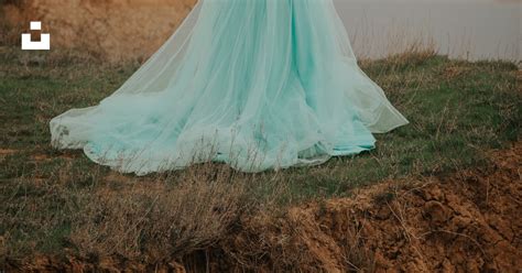 낮 동안 푸른 잔디밭에 서 있는 하얀 웨딩 드레스를 입은 여자 사진 Unsplash의 무료 러시아 이미지