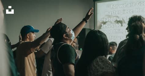 검은 티셔츠와 파란 모자를 쓴 남자가 흰 드레스를 입은 여자 근처에 서 있다 사진 Unsplash의 무료 군중 이미지