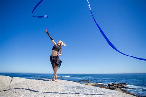 밝고 화창한 여름 날에는 바다를 내려다 보이는 화강암 바위에 춤 리본을 하 고 아름 다운 여성 피트 니스 모델 가냘픈에 대한 스톡 사진 및 기타 이미지 Istock