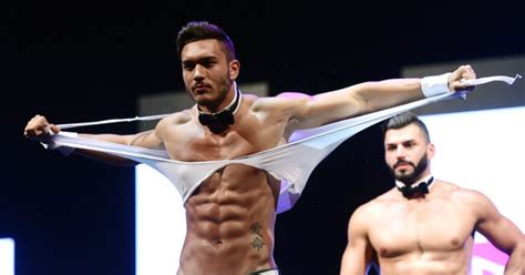 셔츠 찢으며 남성미 발산~