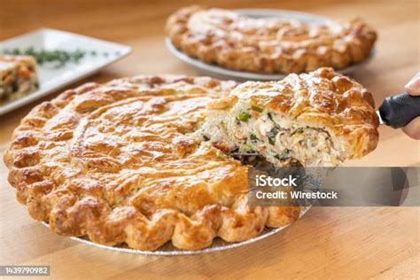 고기와 야채를 곁들인 맛있는 파이의 근접 촬영 음식 블로그에 적합 건강한 식생활에 대한 스톡 사진 및 기타 이미지 건강한 식생활 고기 녹색 Istock