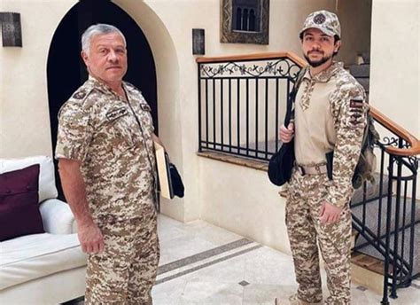 ملكة الأردن تنشر صورة للملك وولي العهد بالزي العسكري