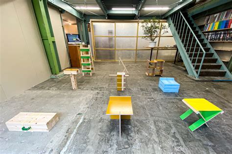 長坂常 スキーマ建築計画による、展覧会「まかない家具展」の会場写真とレポート。建築現場で見られるディテールとスキーマの創造性が融合した不思議な感覚のプロダクトを展示