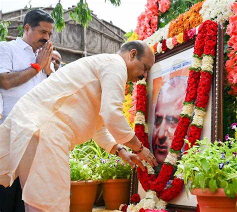 Former Cm D Devaraja Arasura 107th Birthday Cm Basavaraj Bommai Paid
