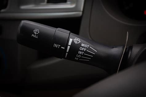 자동차의 윈드 스크린 와이퍼 제어 스위치 와이퍼 컨트롤 현대 자동차 인테리어 디테일 자동차의 화면 와이퍼 속도를 조정합니다 가죽에 대한 스톡 사진 및 기타 이미지 Istock