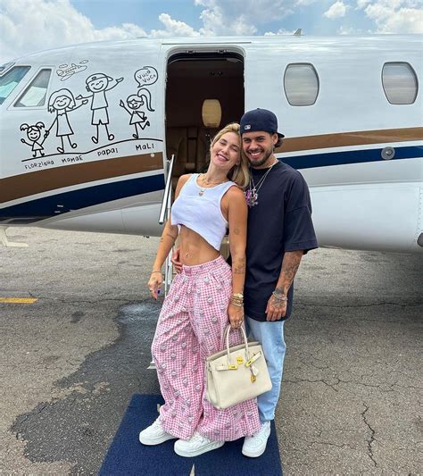 Virginia Mostra Look Jatinho E Elege Bolsa Grifada De Quase R 200 Mil