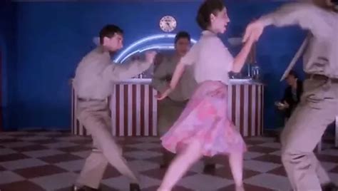 Девушки без трусиков развлекаются на улице на примерке в день из