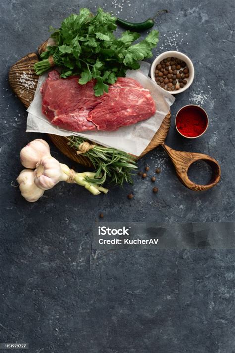 요리 테이블 쇠고기 고기 야채 향신료와 허브 음식 메뉴 개념 개념에 대한 스톡 사진 및 기타 이미지 개념 건강한 생활방식 건강한 식생활 Istock