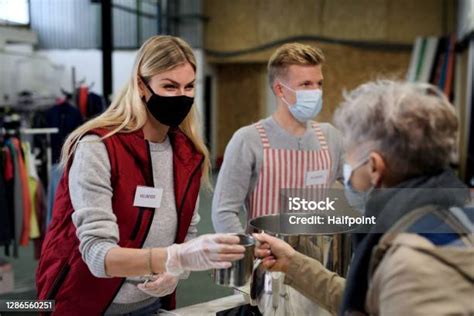지역 사회 자선 기부 센터 코로나 바이러스 개념에서 노숙자를위한 뜨거운 수프를 제공하는 자원 봉사자 자선 및 구제 사업에 대한 스톡 사진 및 기타 이미지 Istock