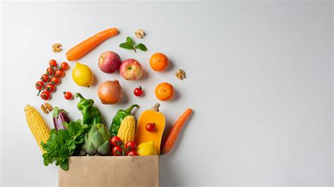 배달 건강 한 음식 배경 흰색 복사 공간 배너에 종이 가방 야채와 과일에 건강한 채식 주의 채식 주의 자 음식 쇼핑 식품 슈퍼마켓 과 깨끗한 비건 먹는 개념 가방에 대한