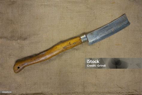 큰 정육점 칼에 가방 직물 배경입니다 긴 블레이드와 마체테 식료품 점이나 레스토랑에서 고기를 다진 다지기와 같은 손잡이가있는 무기 또는 기구의 클로즈업보기 0명에 대한 스톡