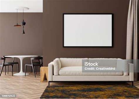 현대 거실의 갈색 벽에 빈 검은 색 사진 프레임 현대적인 스타일로 인테리어를 모의 여유 공간 사진 포스터를 위한 공간을 복사합니다 소파 테이블 카펫 3d 렌더링 인테리어