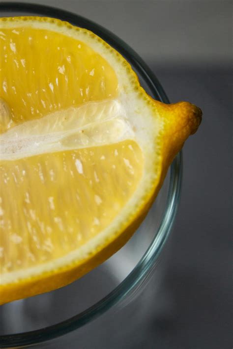 감귤류 건강식품 건강한 과일 과즙이 많은 노란색 노화 방지제 높은 각도 단순한 레몬 레몬 주스 맛있는 먹을 수 있는 미니멀 배경을 흐리게 비타민