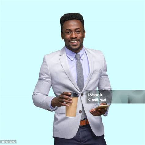 허리 까지 초상화 전면보기 카메라를보고 한 사람 만 잘 생긴 사람의 곱슬 머리 짧은 머리 아프리카 민족 세대 Z 남성 젊은 남성