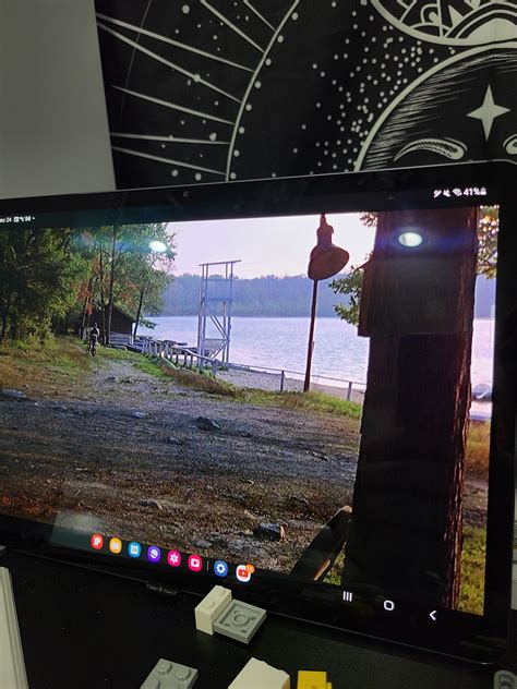 i can t seem to get the taskbar at the bottom to hide while watching a