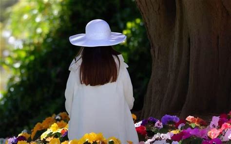 دختری در حال مدیتیشن کردن در طبیعت 1665518