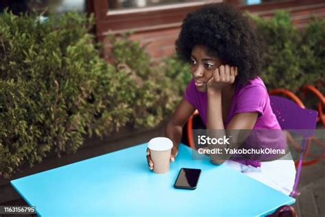 매력적인 아프리카 계 미국인 여자 마시는 뜨거운 음료 야외 가방에 대한 스톡 사진 및 기타 이미지 가방 긍정적인 감정 표현 도시 Istock