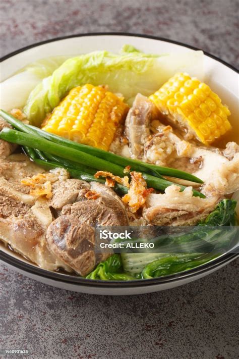 쇠고기 Bulalo는 나파 양배추 파 청경채 옥수수 근접 촬영과 같은 야채를 그릇에 담은 인기있는 필리핀 쇠고기 수프입니다 세로 0명에 대한 스톡 사진 및 기타 이미지