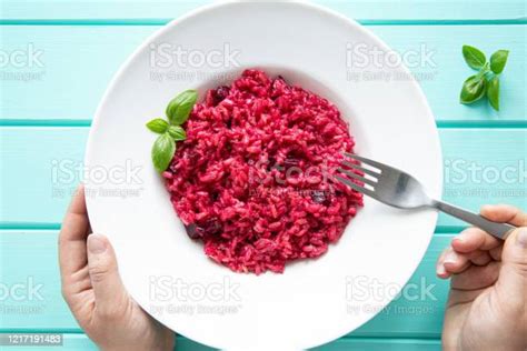 청록색 테이블에 비트 뿌리를 가진 이탈리아 리조또 여성의 손 상단보기 채식 요리 리조또에 대한 스톡 사진 및 기타 이미지 리조또 비트 뿌리 요리하기 음식 준비