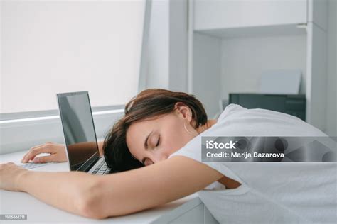노트북 키보드에서 자고 있는 여자 피곤하고 좌절하고 지치고 스트레스를받는 여자는 책상에 앉아 노트북으로 작업합니다 일광 작업 35 39세에 대한 스톡 사진 및 기타 이미지