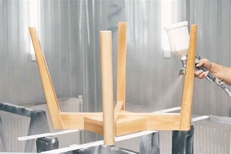 여자는 페인트 챔버에 스프레이 총으로 나무 의자 베이스를 페인트 목공에 대한 스톡 사진 및 기타 이미지 목공 분무 뿌림