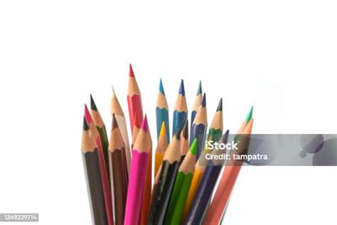 흰색 배경에 다채로운 여러 가지 빛 연필 복사 공간을 가진 교육 비즈니스 및 금융 개념 예술 개체 그룹에 대한 스톡 사진 및 기타 이미지 Istock