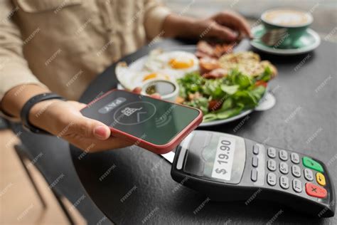 Nfc 기술을 사용하여 지불하는 사람 무료 사진