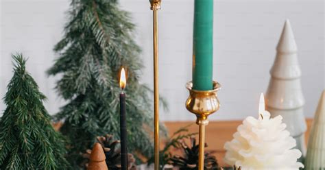 크리스마스 트리 양초 솔방울이 나무 테이블에 소박한 천에 있습니다 축제 현대적인 인테리어 제로 웨이스트 미니어처 나무와 수제 소나무 즐거운 휴일 보내세요 사진